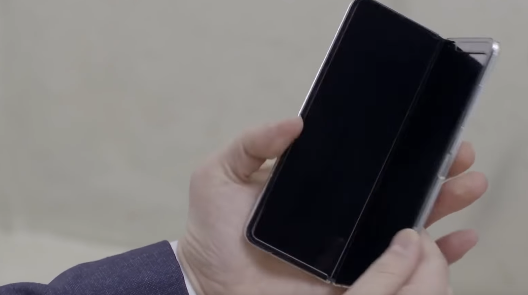 Ever Wonder How Foldable Smartphone Screens Work? | Technology