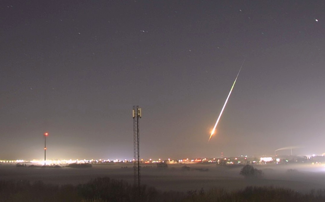 Shooting Star Spotted Before Impact | Space